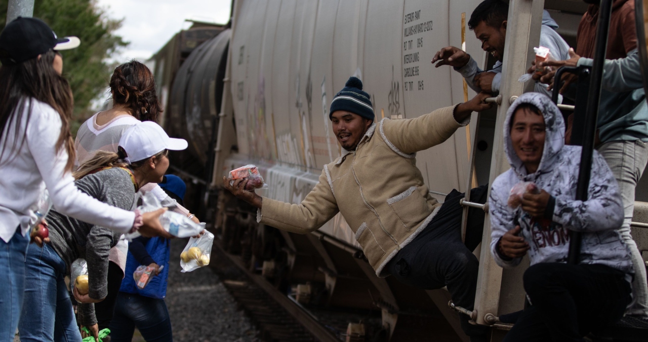 "Las patronas": el grupo de mujeres que brinda ayuda humanitaria a ...